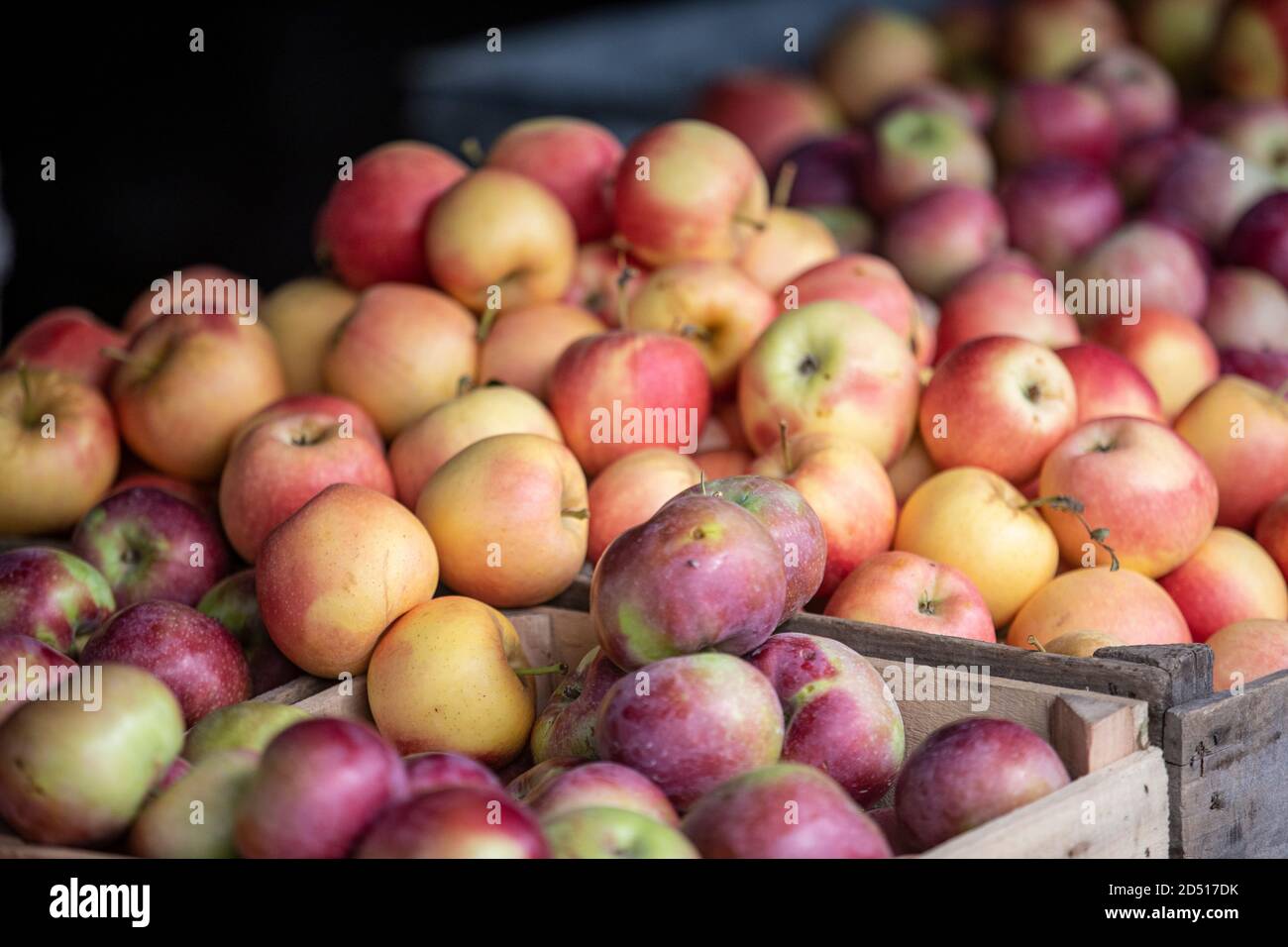 Apples on display at a farmers market Stock Photo - Alamy