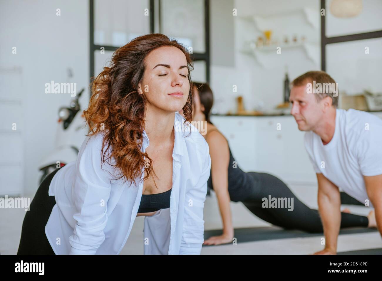 Young people group indoor hi-res stock photography and images - Alamy