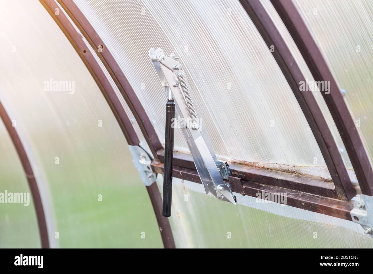 Automatic window opener in a greenhouse with a thermal drive serves to ...