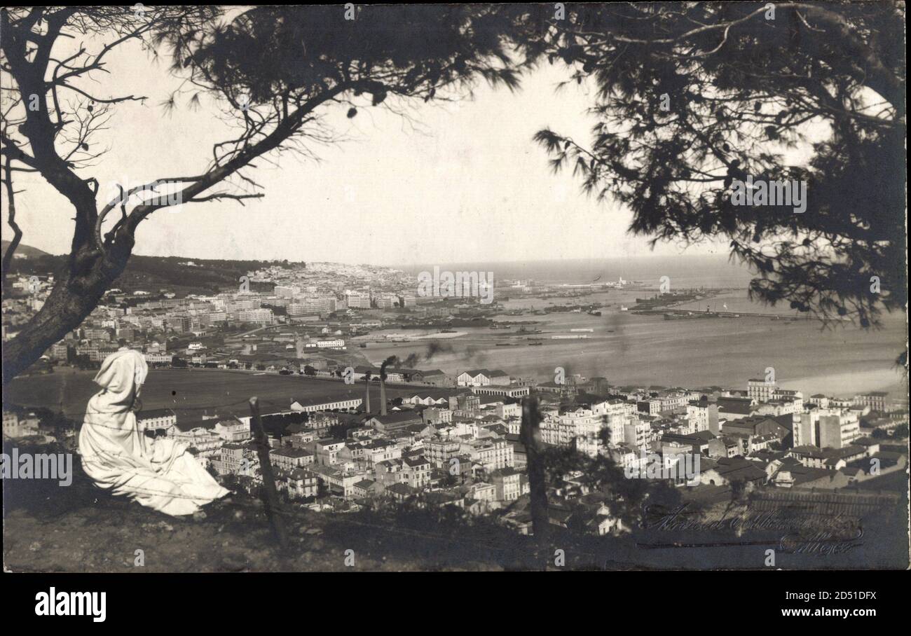 Alger Algerien, Mann schaut über die Stadt, Hafen | usage worldwide Stock Photo - Alamy