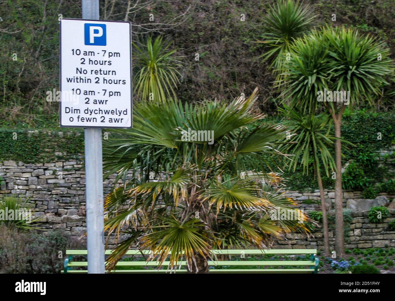 Parking sign in English and Welsh in Penarth, Wales Stock Photo - Alamy