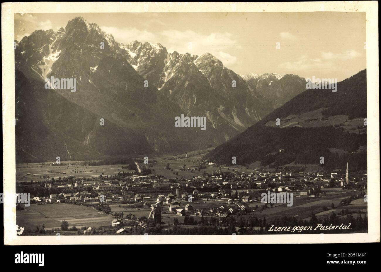 Lienz Tirol, Blick auf den Ort im Pustertal, Häuser | usage worldwide ...