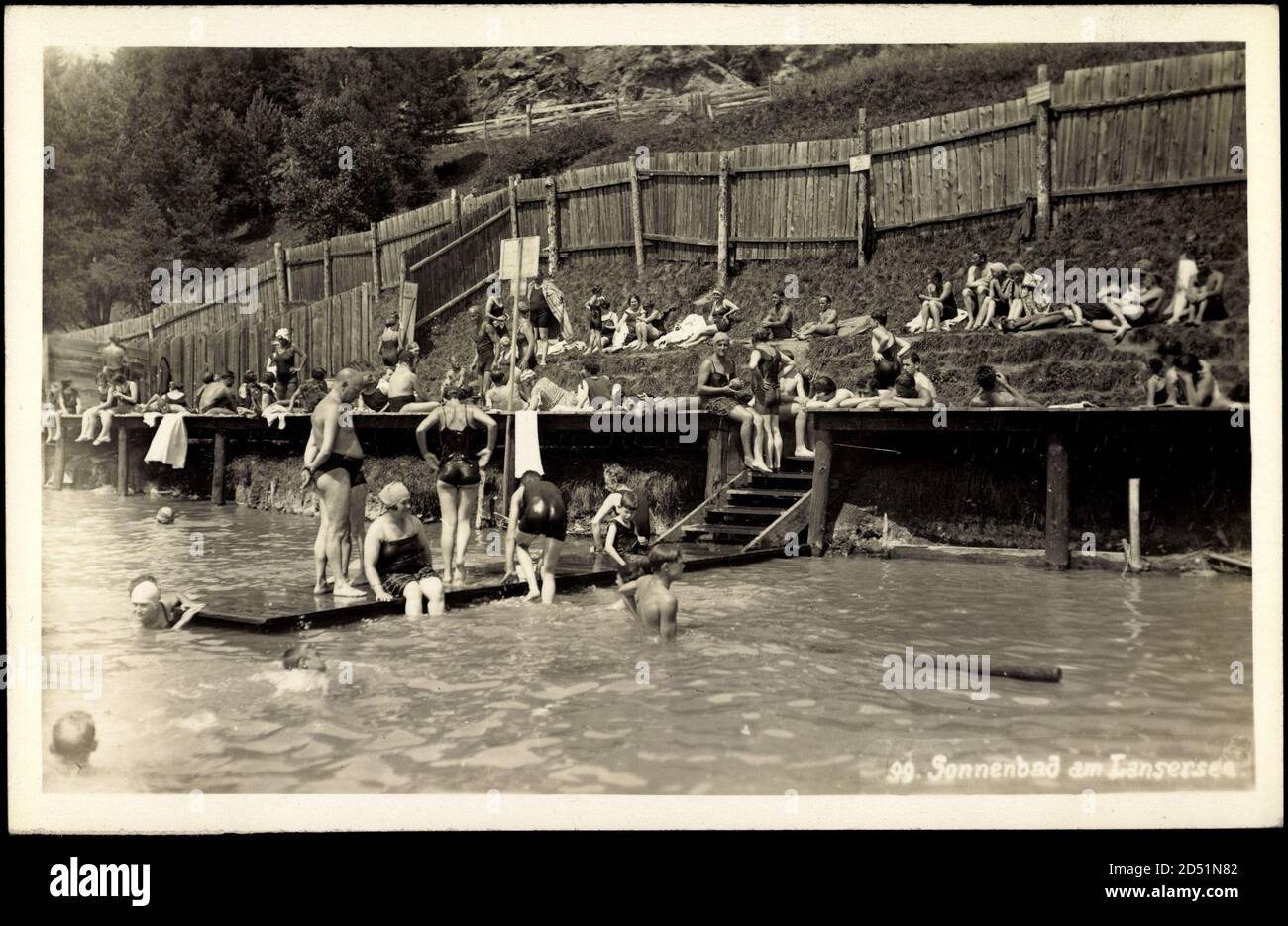 Lans Tirol, Sonnenbad am Lansersee, Badegäste | usage worldwide Stock ...