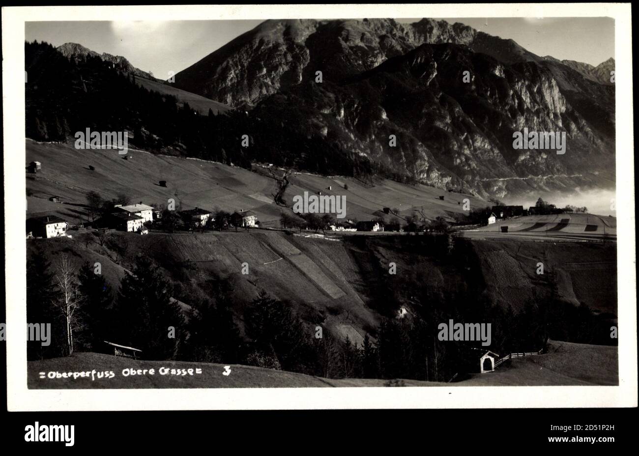 Oberperfuss Tirol, Blick auf Ort und Landschaft | usage worldwide Stock ...