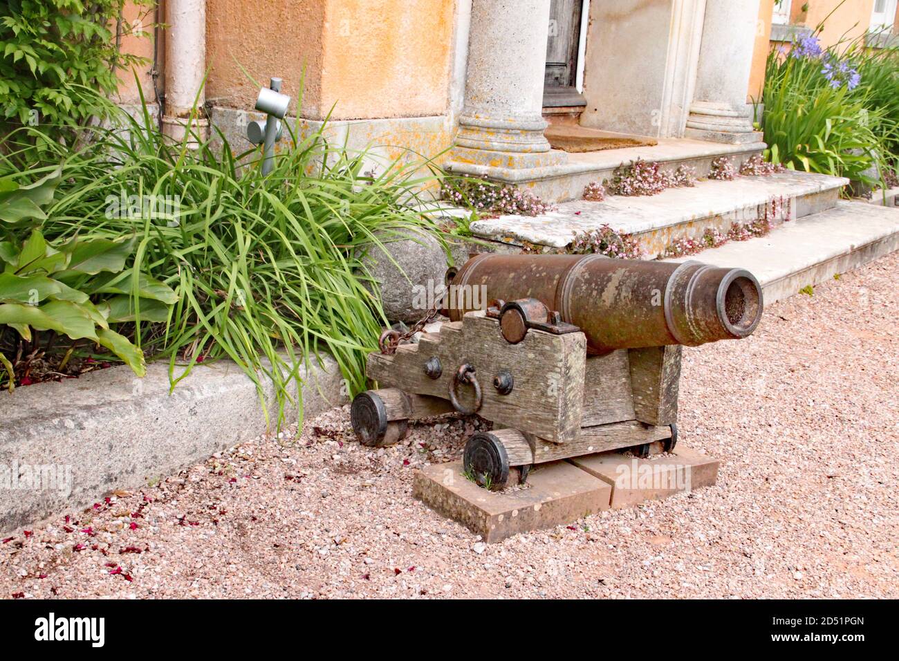 Replica medieval cannon hi-res stock photography and images - Alamy