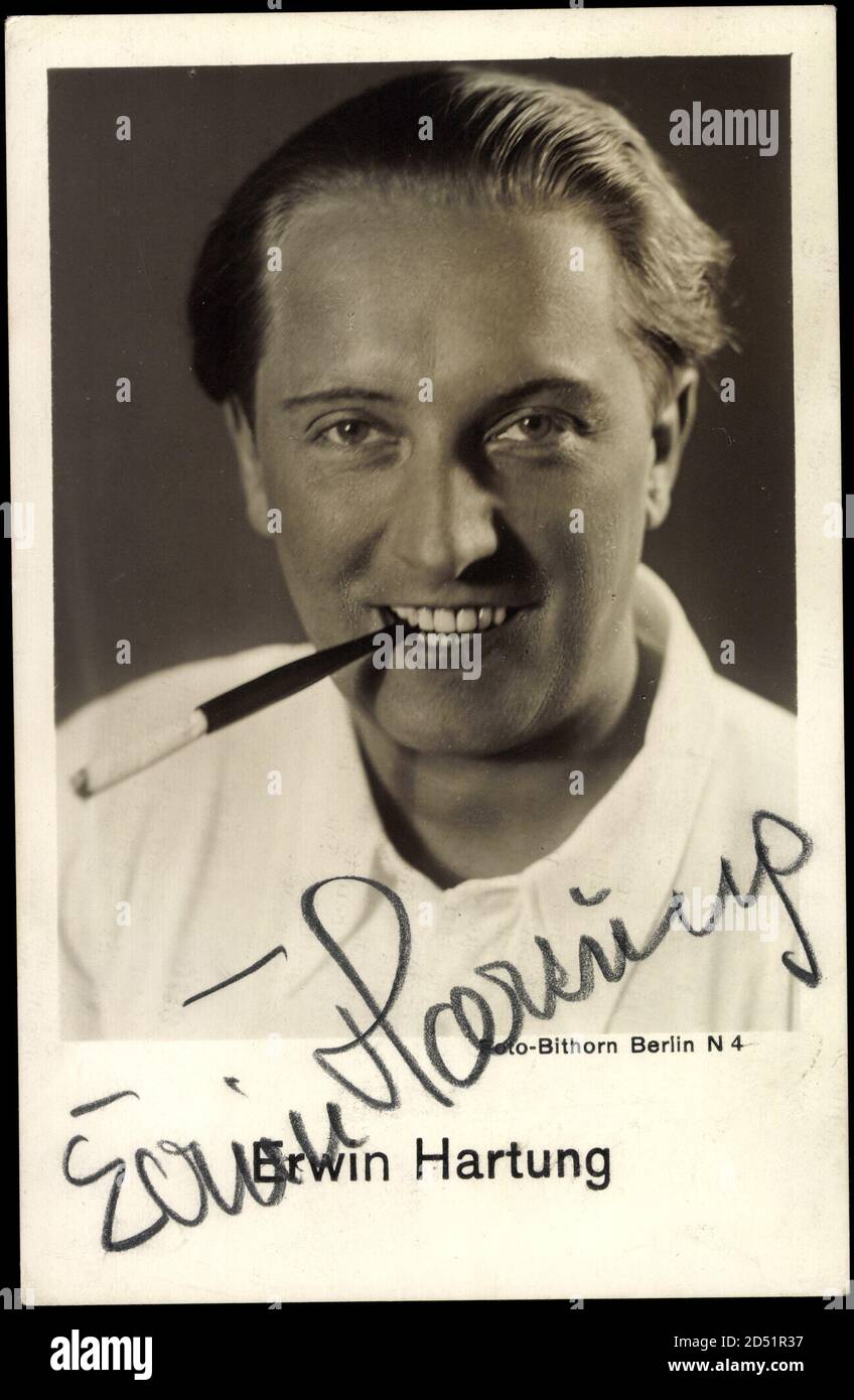 Schauspieler Erwin Hartung, lachend mit Zigarette | usage worldwide ...