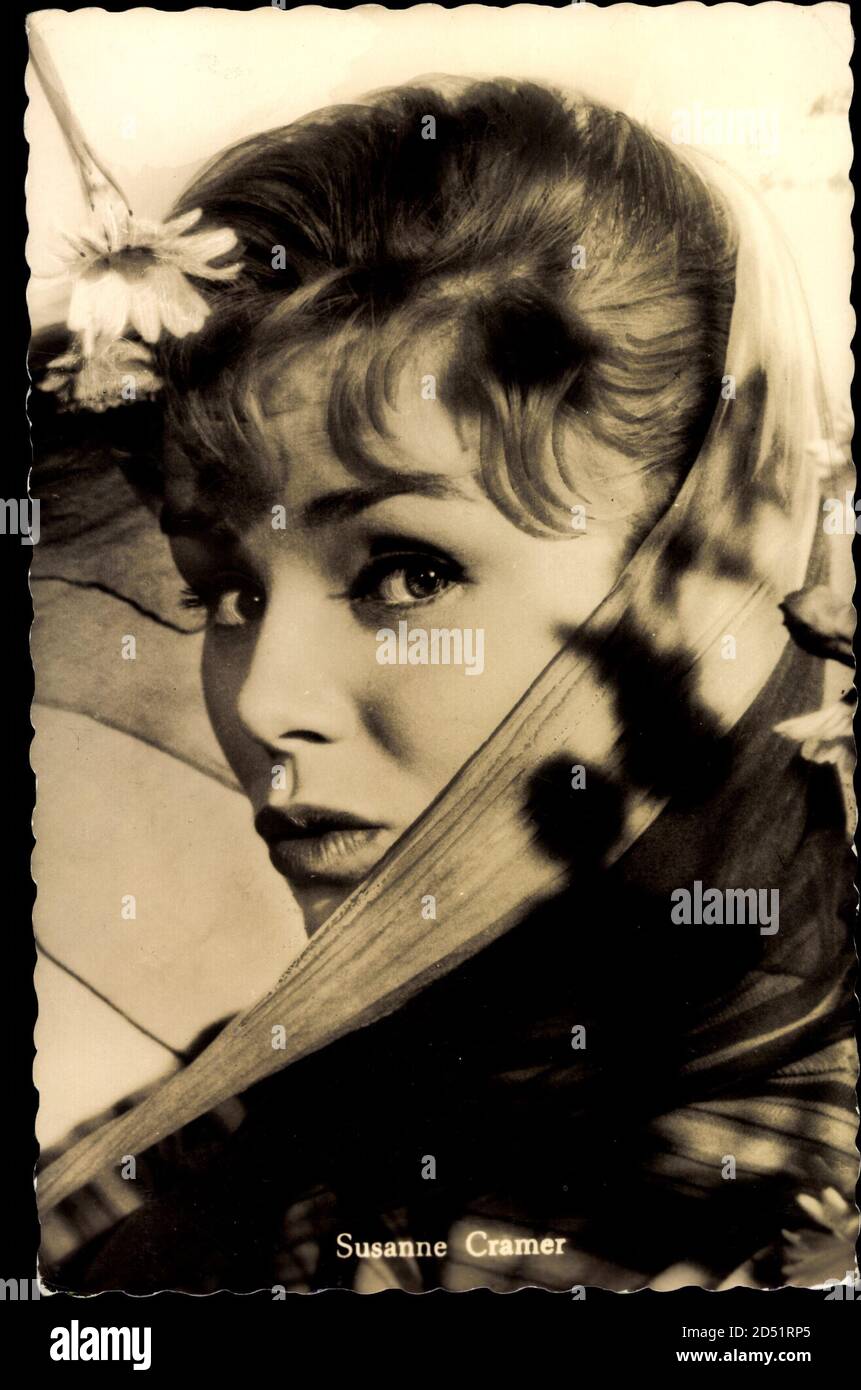 Schauspielerin Susanne Cramer, mit Tuch und Blume | usage worldwide ...