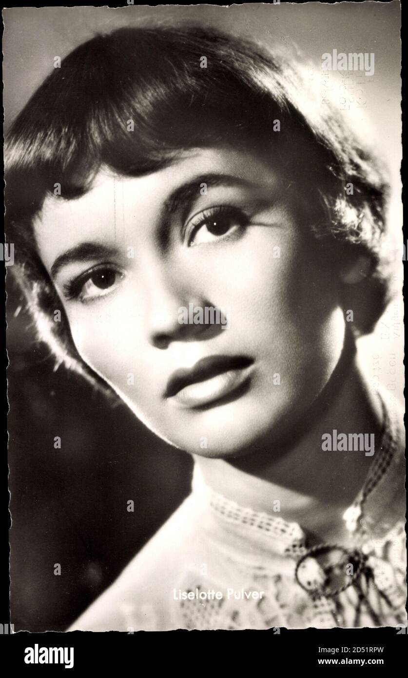 Schauspielerin Liselotte Pulver, zur Seite schauend | usage worldwide ...