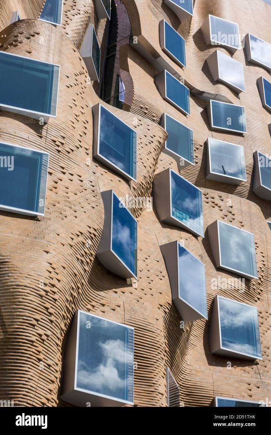 Detail view of undulating brick wall. Dr Chau Chak Wing Building, UTS ...