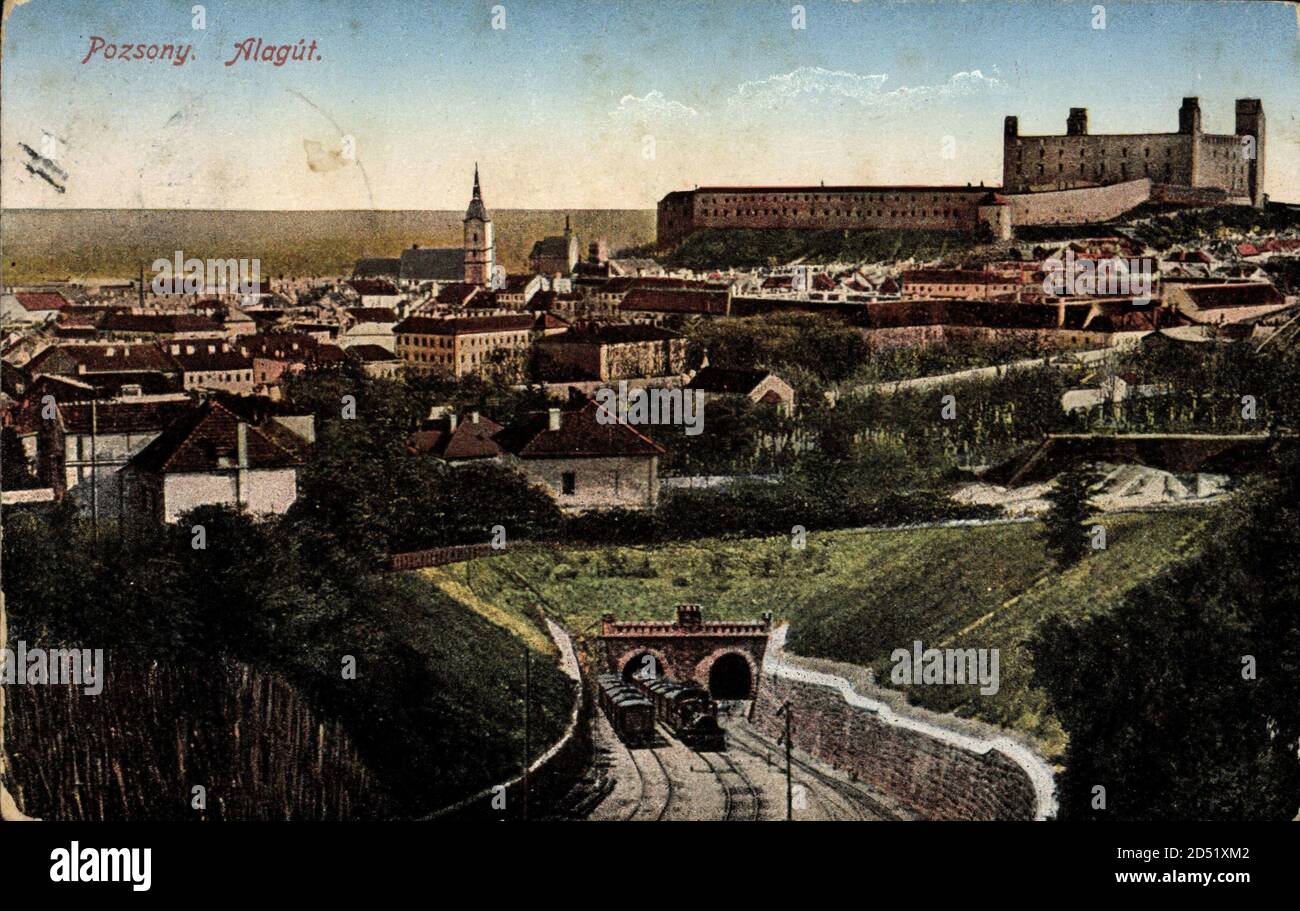 Pozsony in der Slowakei, Blick auf Eisenbahngleise und Burg, Kirche in ...