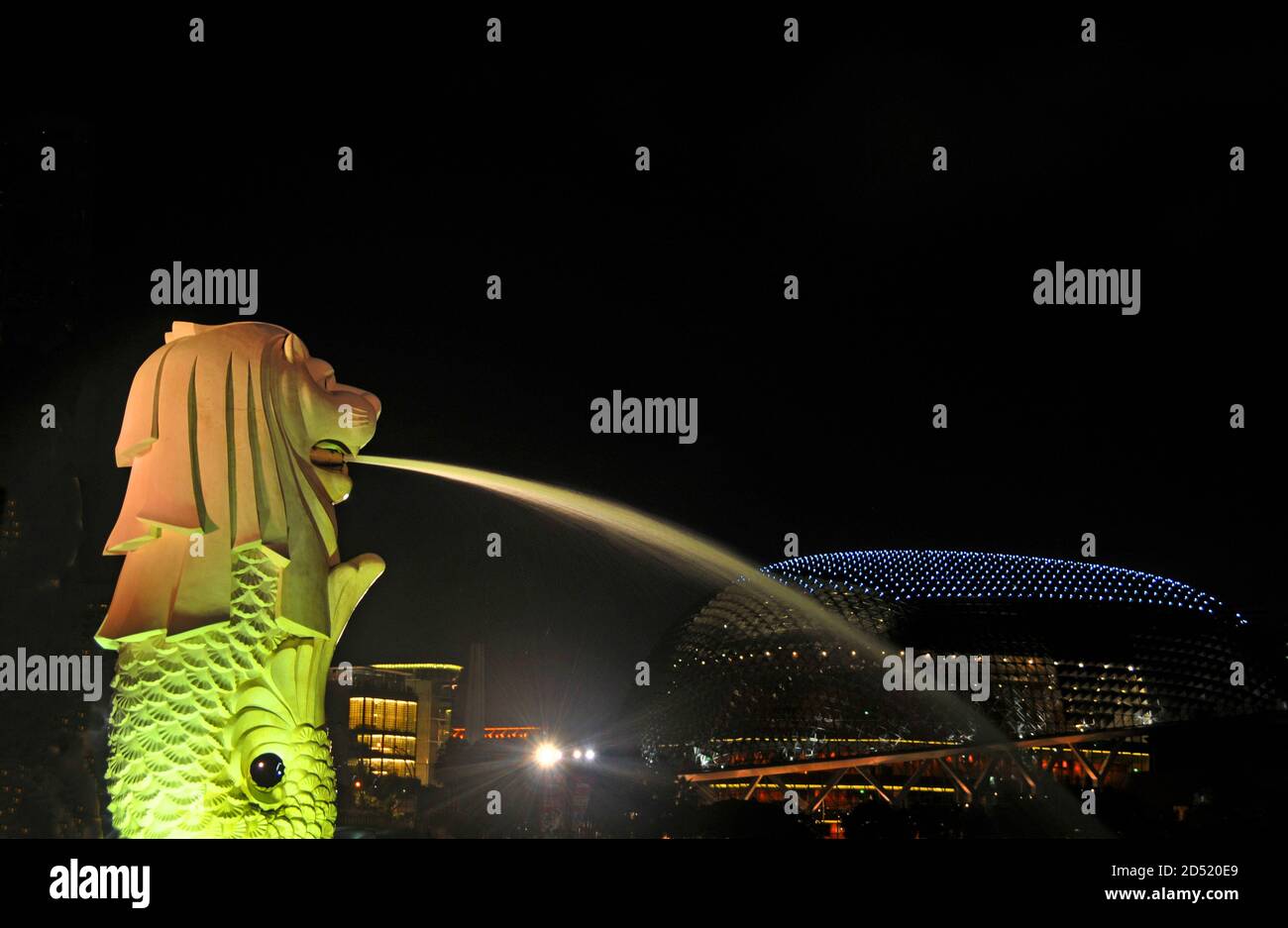 The merlion at night hi-res stock photography and images - Alamy