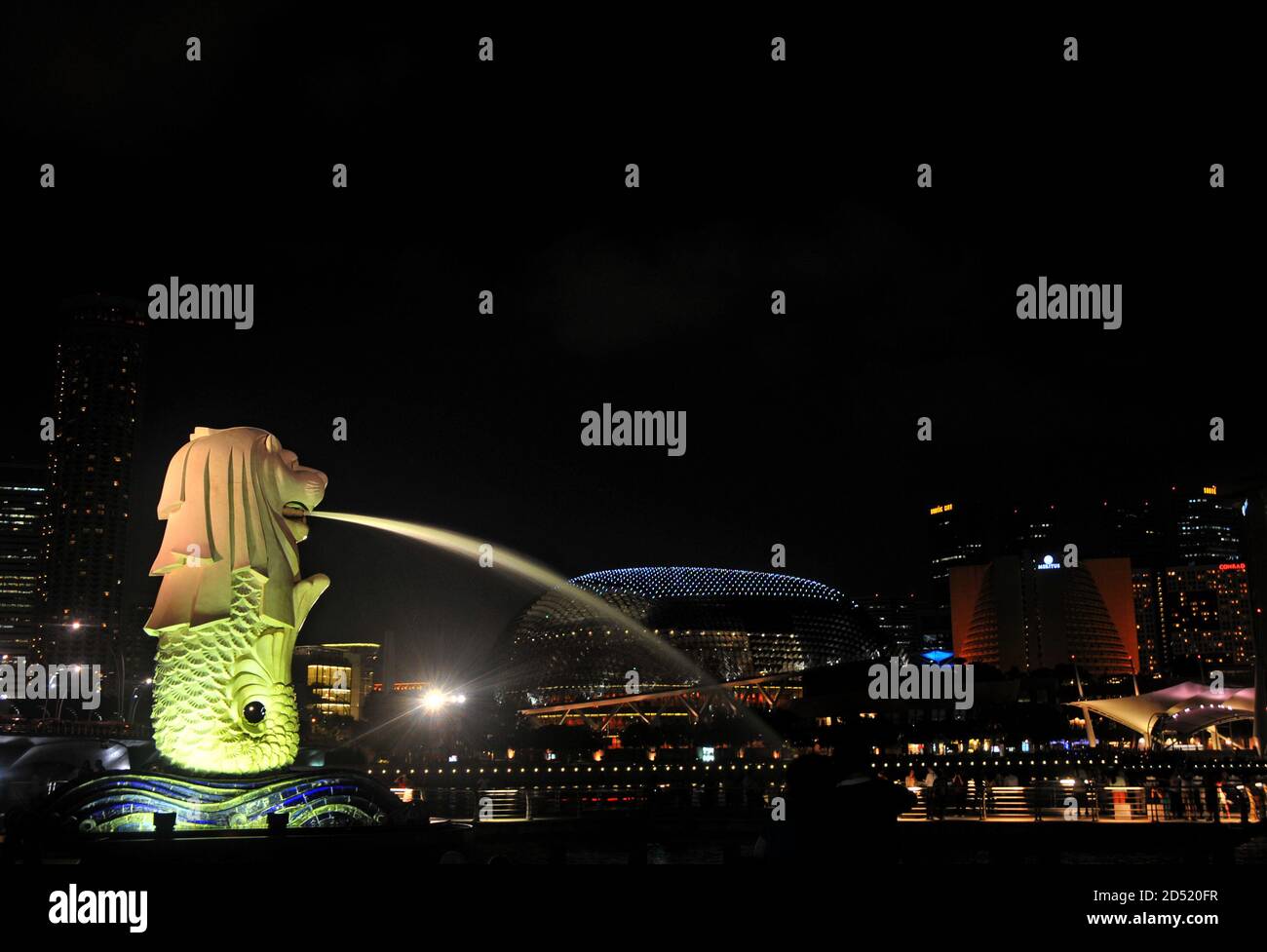 Merlion by night, Singapore Stock Photo - Alamy