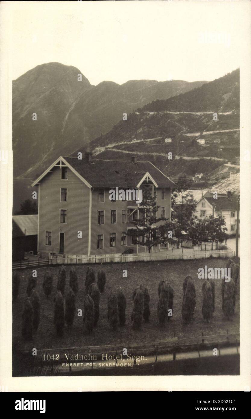 Sogn Norwegen, Vadheim Hotel, Hotelansicht mit Gebirge | usage ...