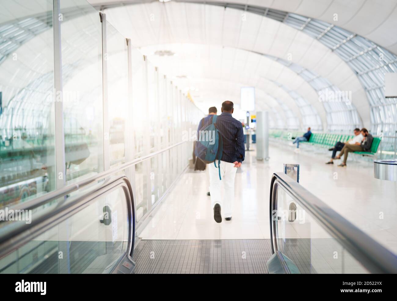 Business man airport walkway hi-res stock photography and images - Alamy