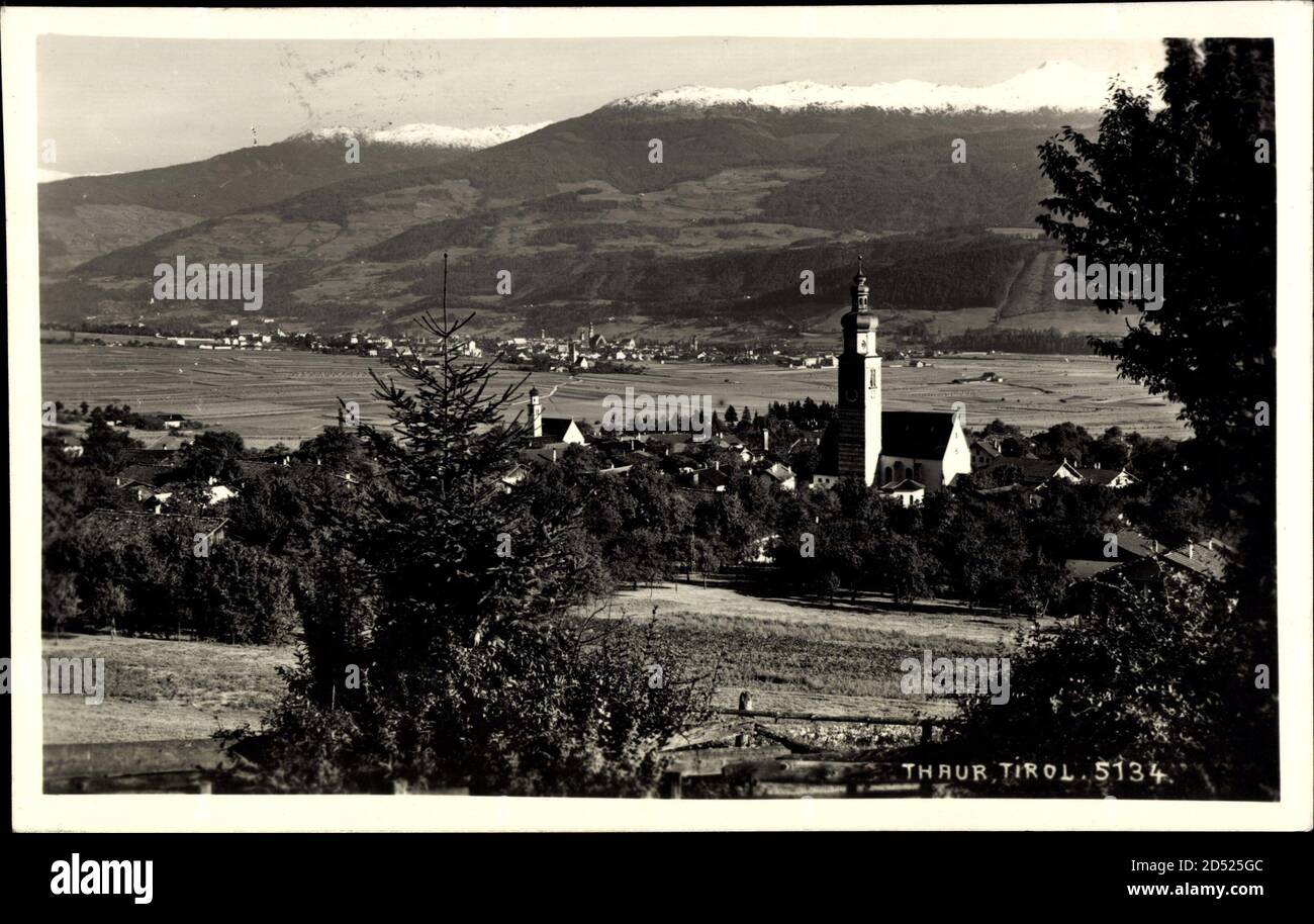 Thaur Tirol, Blick auf die Stadt in den Bergen | usage worldwide Stock ...