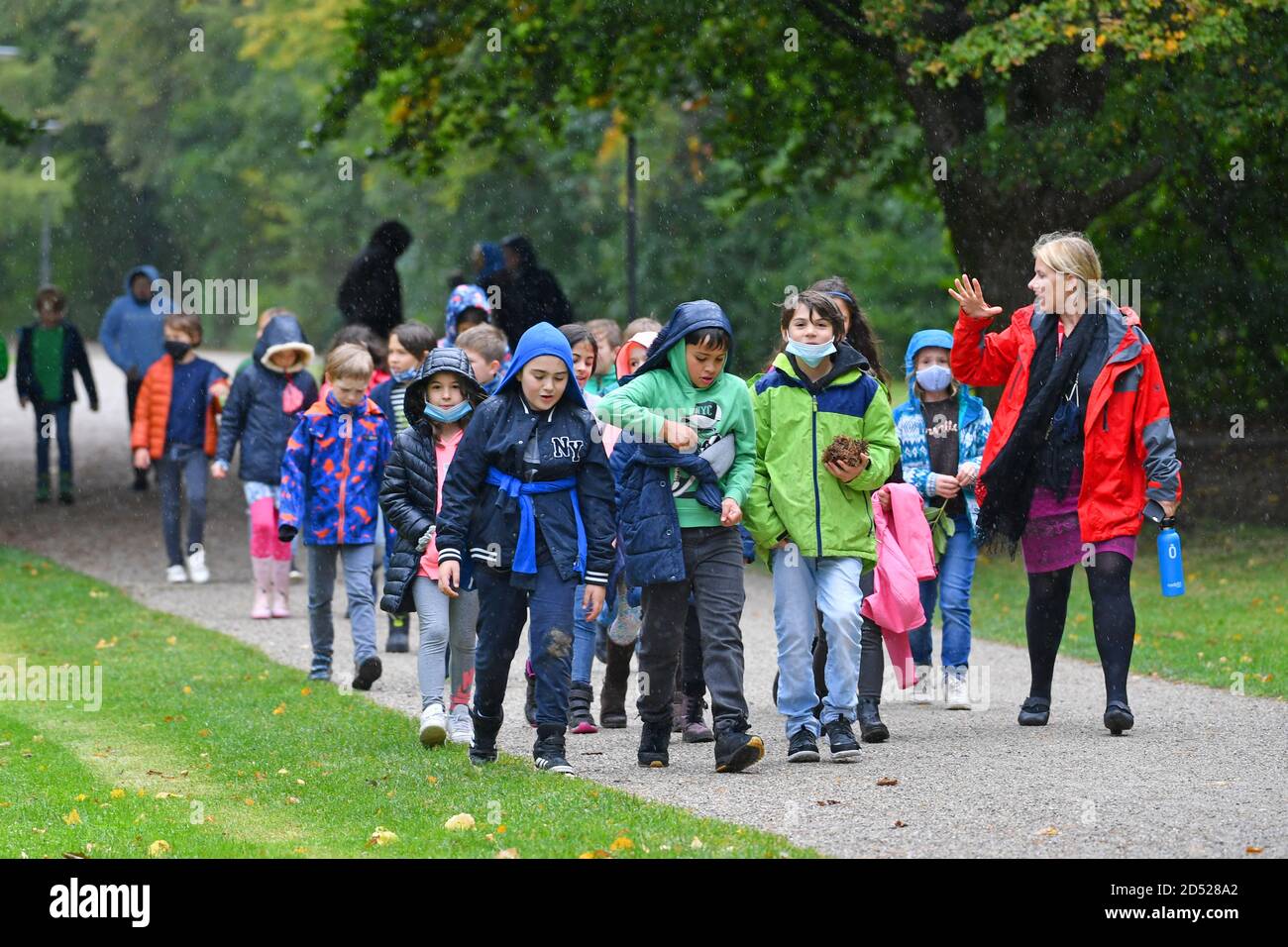 Elementary school classes hi-res stock photography and images - Alamy