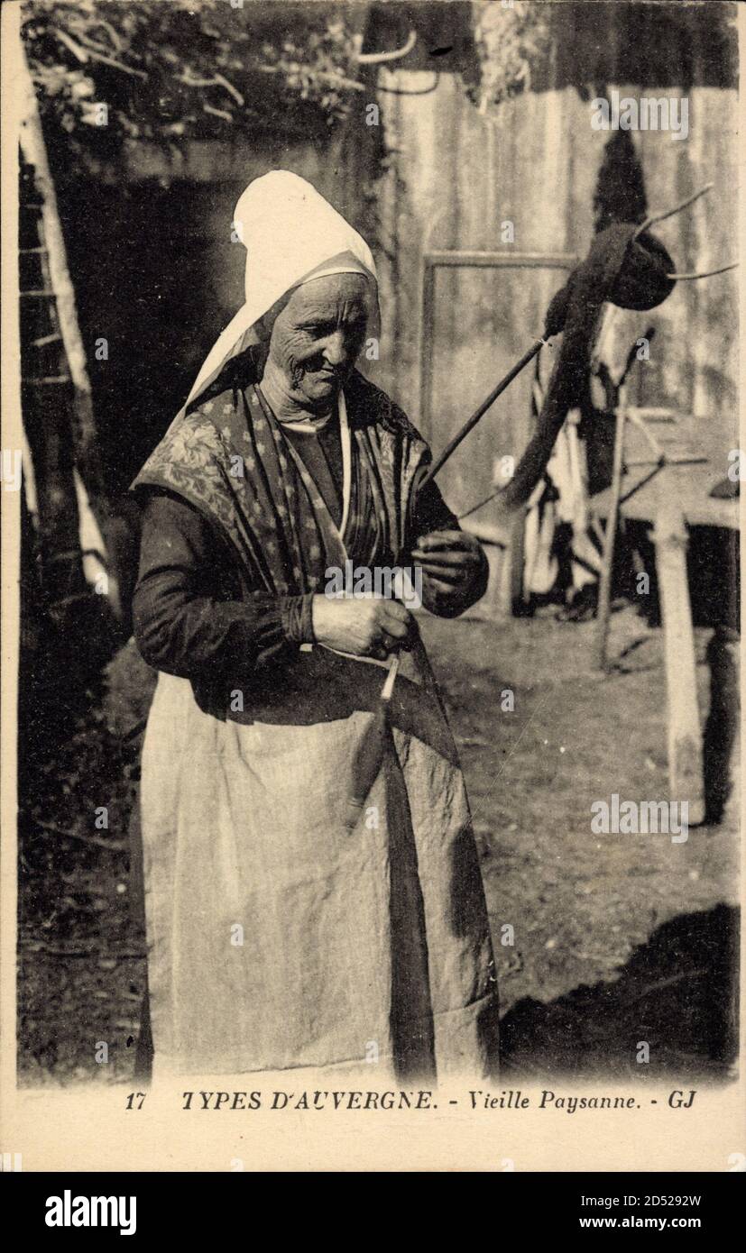 Types d'Auvergne, Vieille Paysanne, Bäuerin beim Spinnen | usage ...