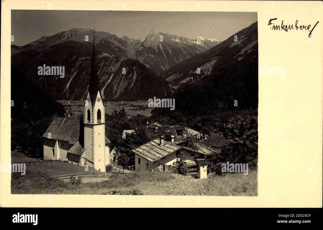 Finkenberg Tirol, Stadtansicht mit Kirch und den Bergen im Hintergrund ...