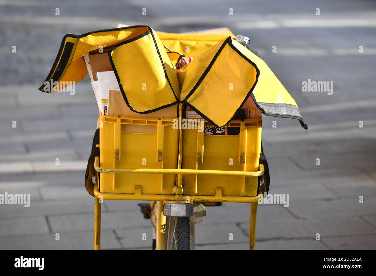 Munich, Deutschland. 01st Oct, 2020. Topic picture post, bike of a ...