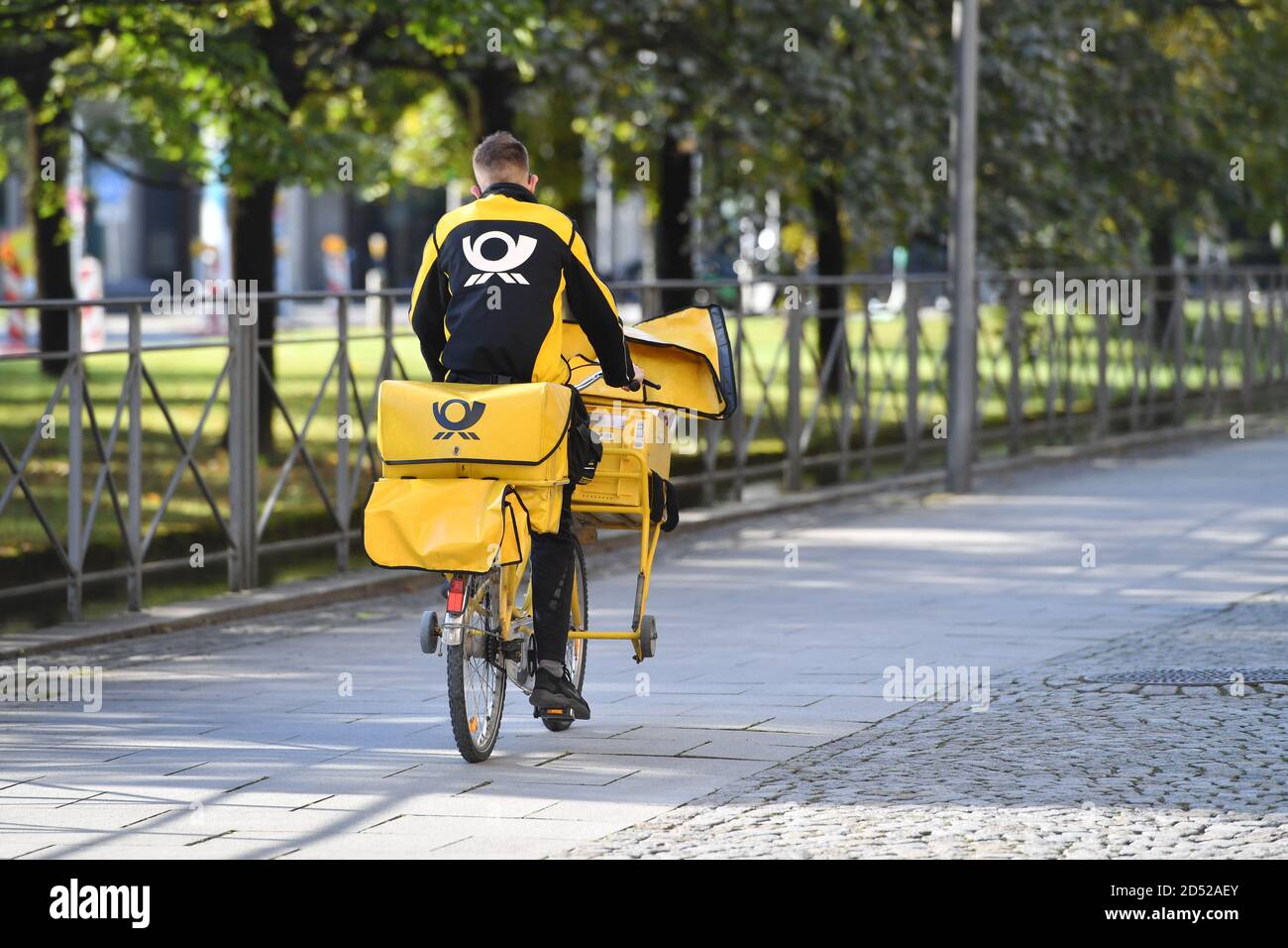 Munich, Deutschland. 01st Oct, 2020. Subject picture post, postman ...