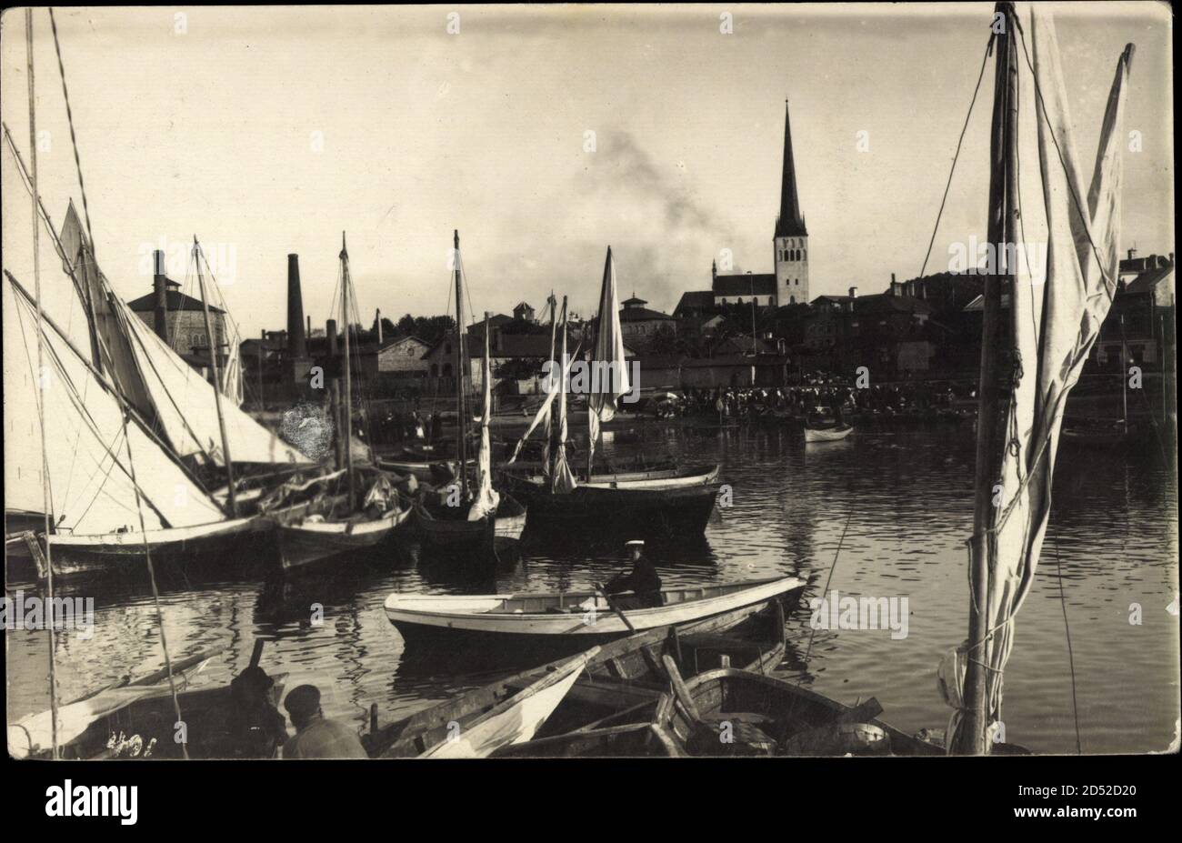Tallinn Reval Estland, Blick in den Hafen, Segelboote, Kirchturm ...