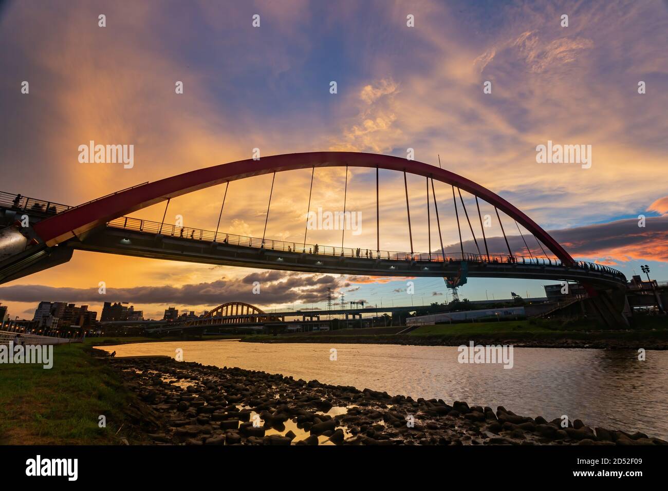 Sunset view of the beautiful Rainbow Bridge at Taipei, Taiwan Stock ...