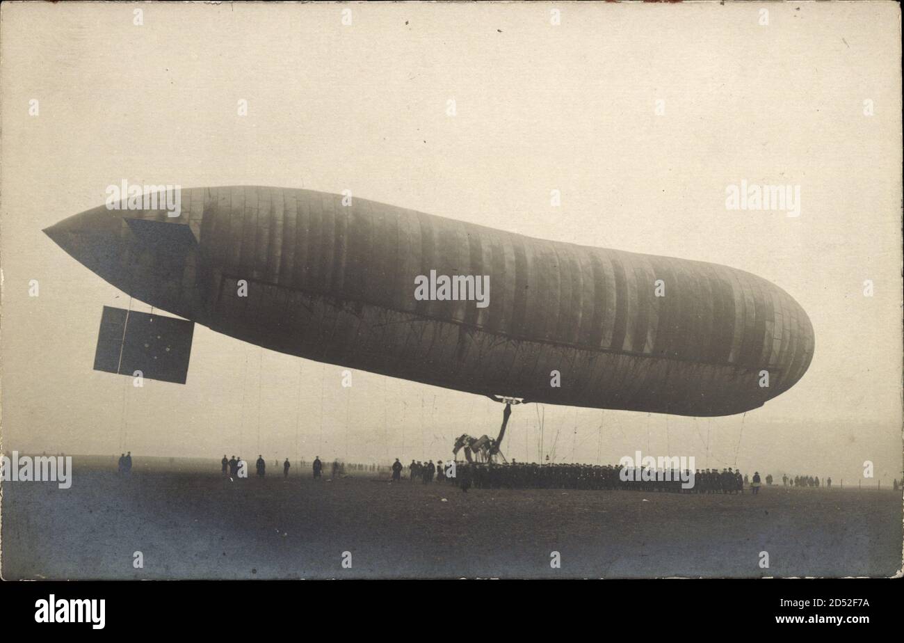 Militärischer Zeppelin über einem Landefeld | usage worldwide Stock ...