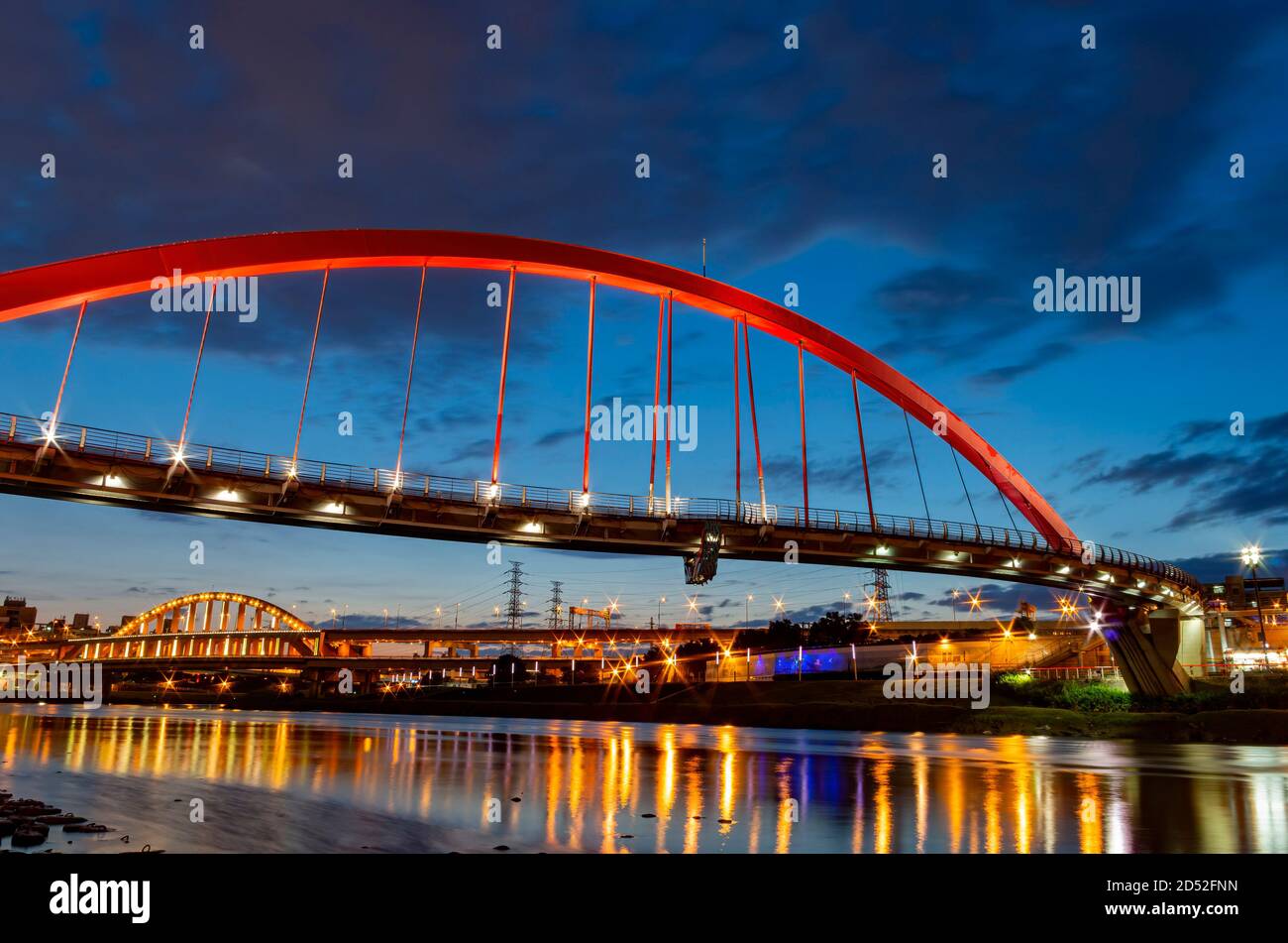 Twilight view of the beautiful Rainbow Bridge at Taipei, Taiwan Stock ...