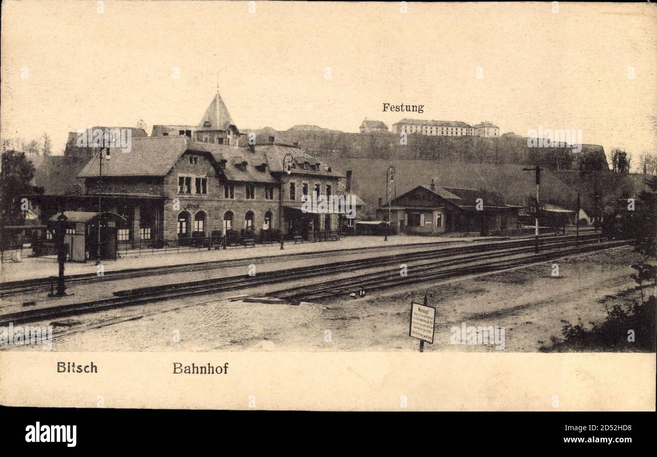 Bitsch Moselle, Blick auf den Bahnhof und die Festung, Zugschienen ...