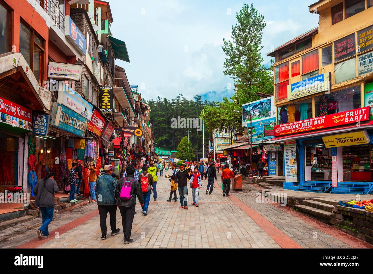 MANALI, INDIA - SEPTEMBER 27, 2019: The Mall is a main pedestrian ...