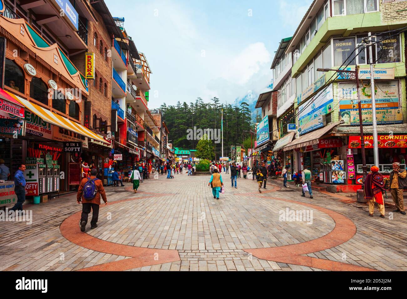MANALI, INDIA - SEPTEMBER 27, 2019: The Mall is a main pedestrian ...