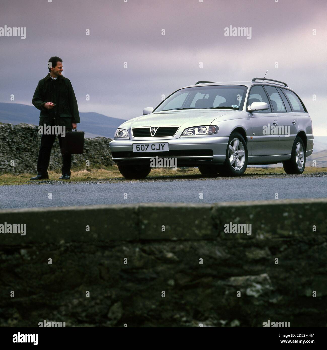 Vauxhall Omega estate car 2000 Stock Photo - Alamy