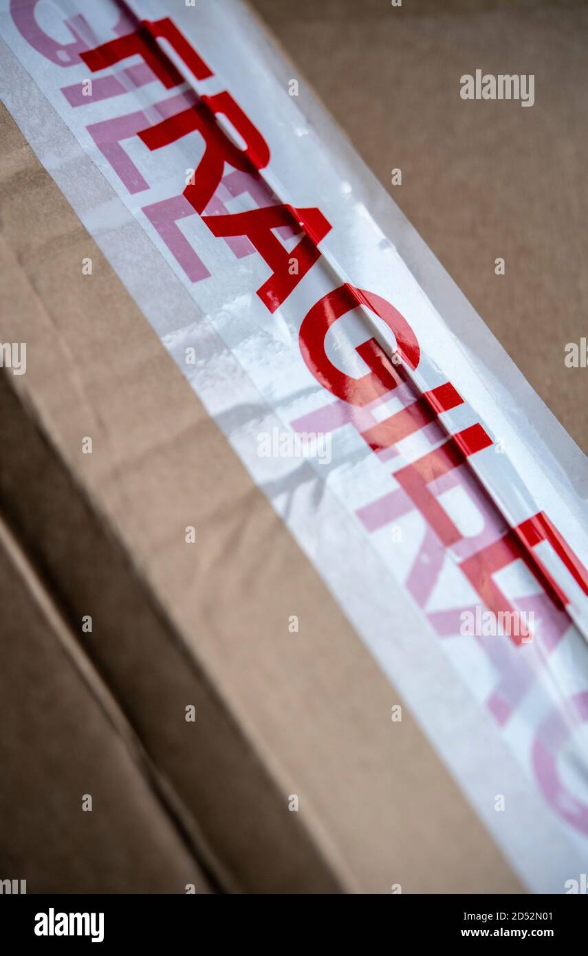 Box marked fragile hi-res stock photography and images - Alamy