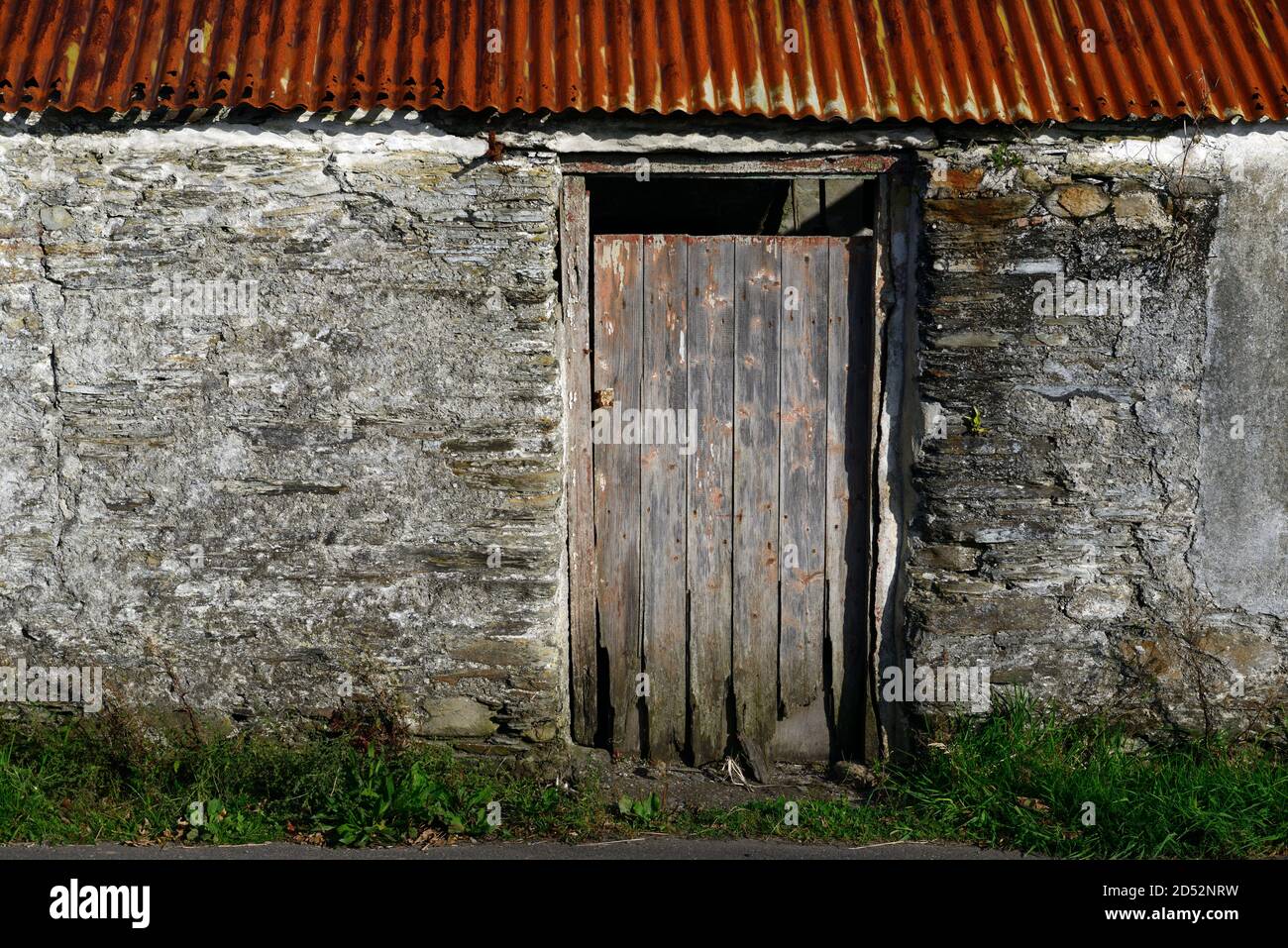 Red rusted galvanise roof hi-res stock photography and images - Alamy