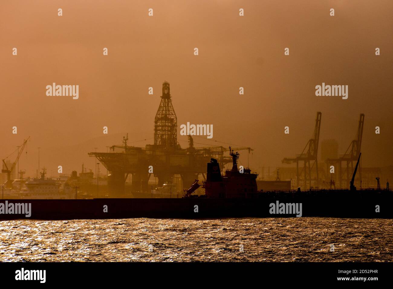 Silhouette of an offshore drilling rig Stock Photo - Alamy