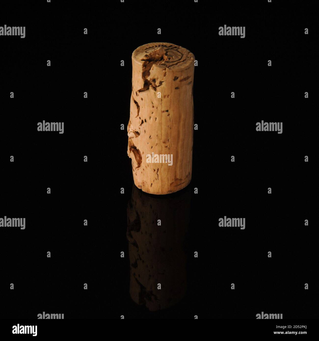 One old wine cork on black background with reflection Stock Photo - Alamy
