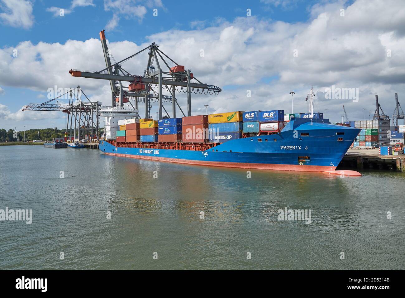 Standard intermodal freight containers hi-res stock photography and ...