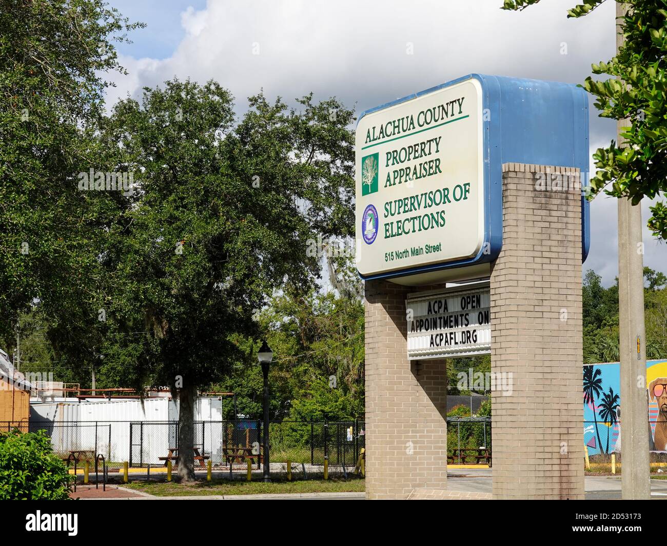 Vote here sign outside county office hi-res stock photography and ...