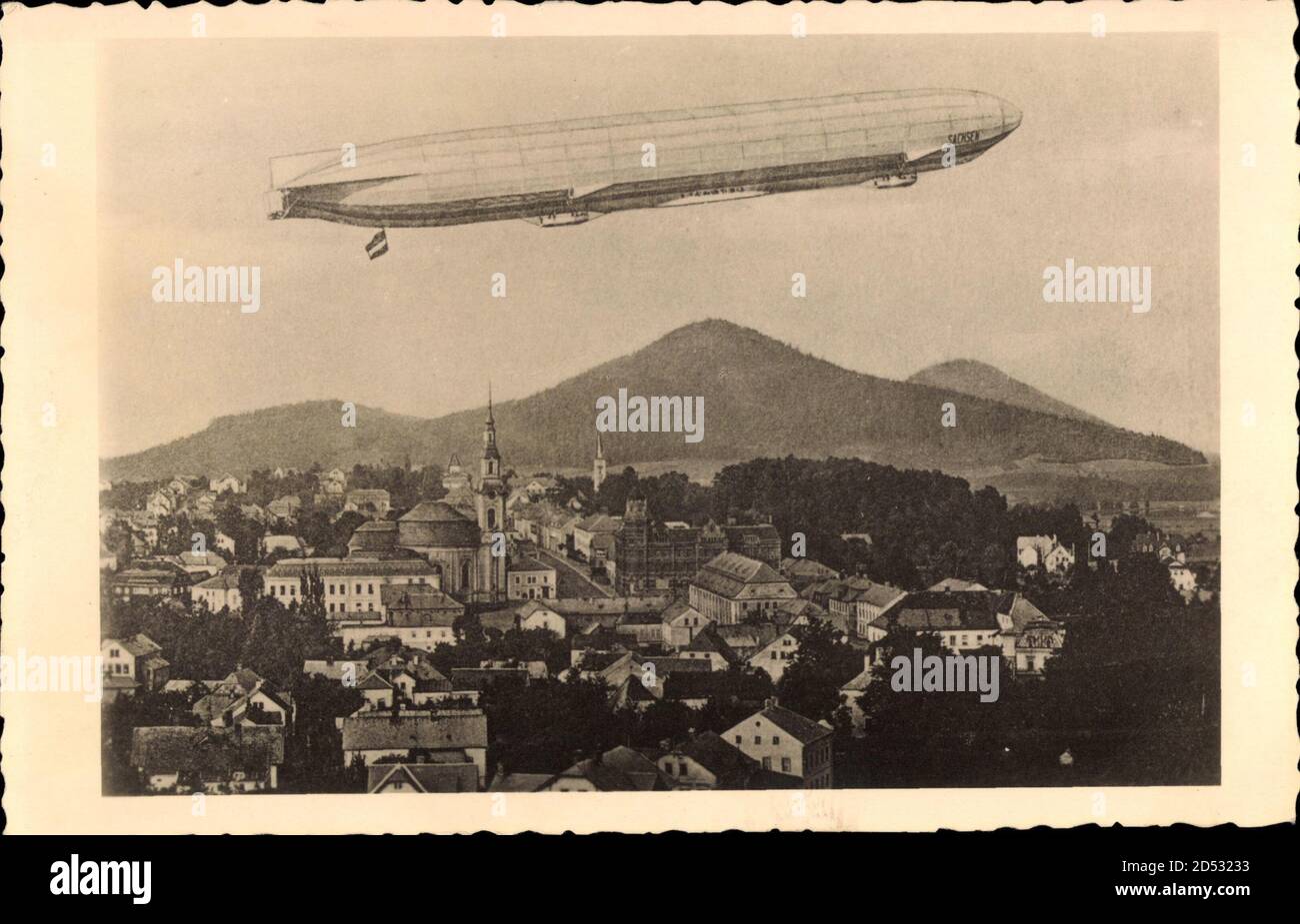Thüringen, Zeppelin über einer Ortschaft, Berg, Kirchturm | usage ...