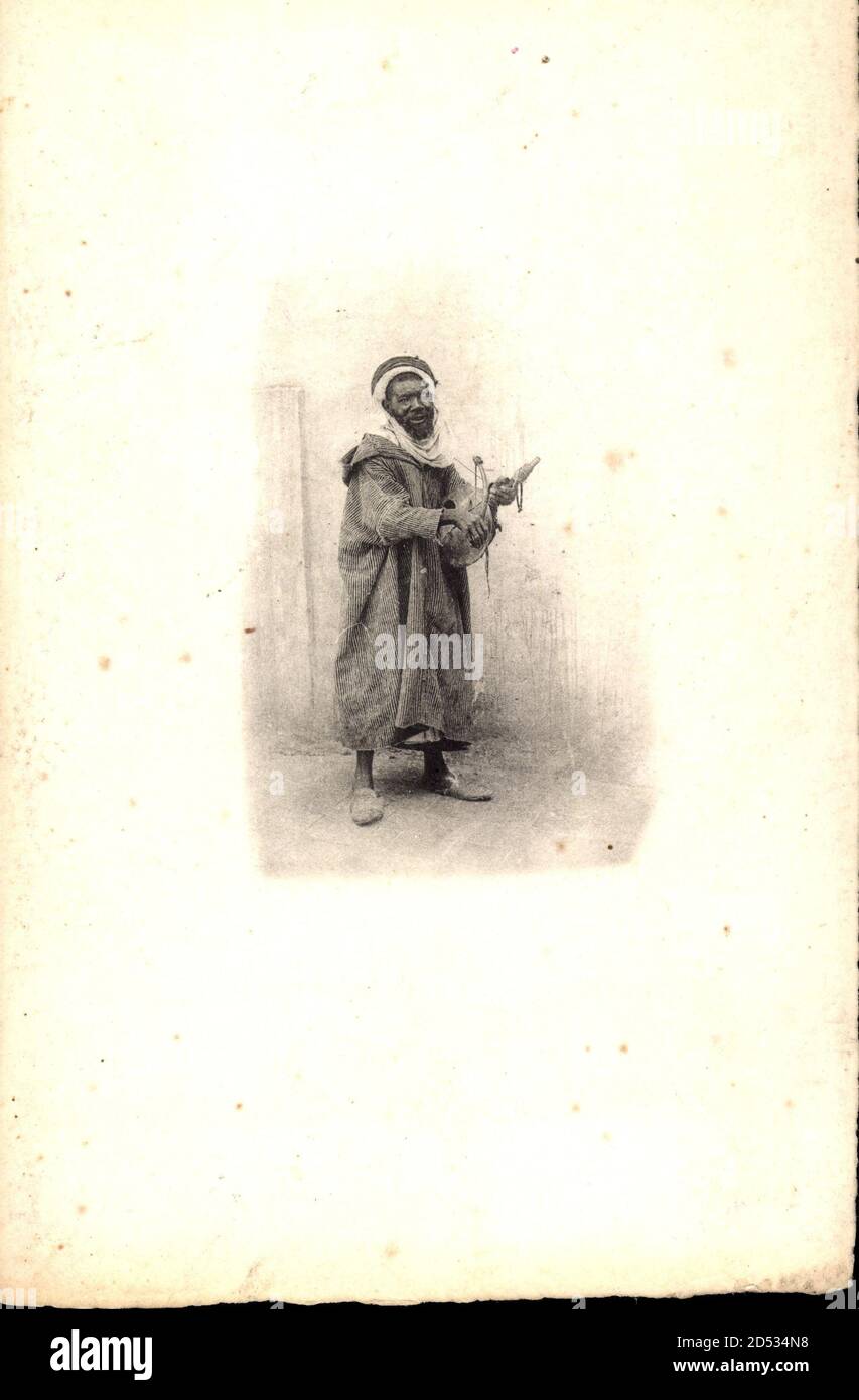 Portrait eines Musikers mit seinem Instrument, Maghreb | usage worldwide Stock Photo - Alamy