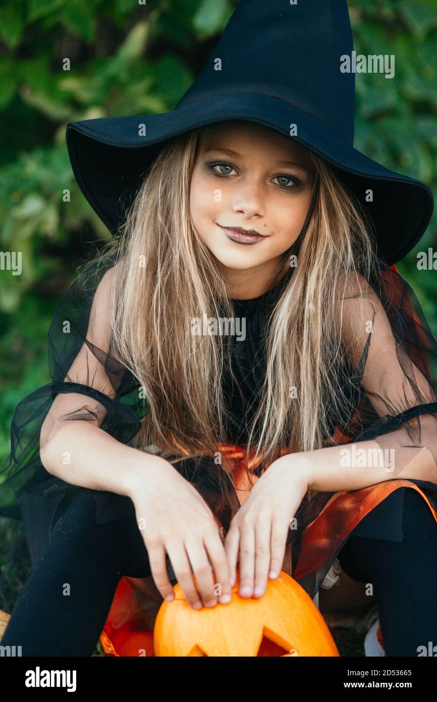 Kid witch costume hi-res stock photography and images - Alamy