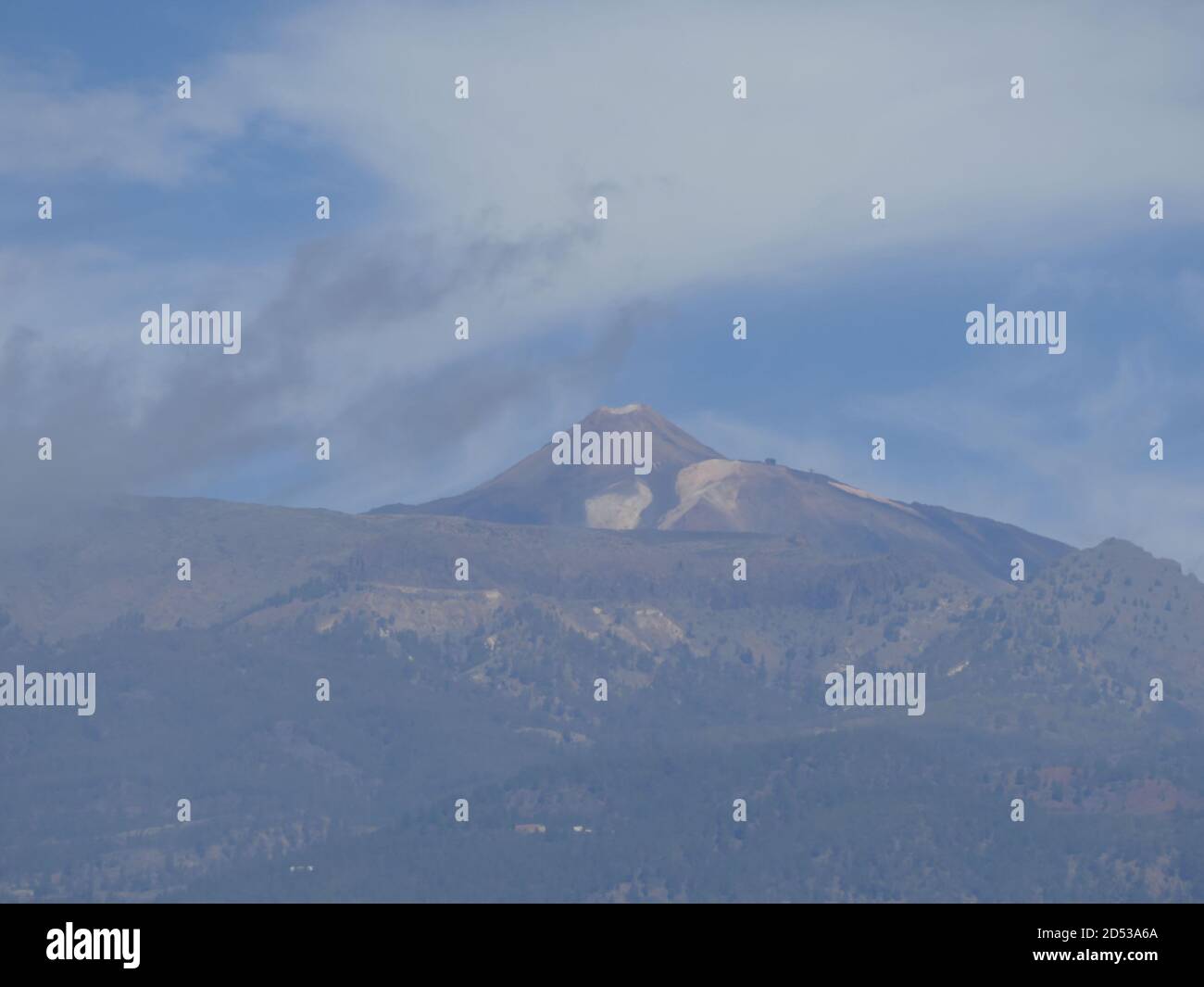 Basaltic stratovolcano hi-res stock photography and images - Alamy