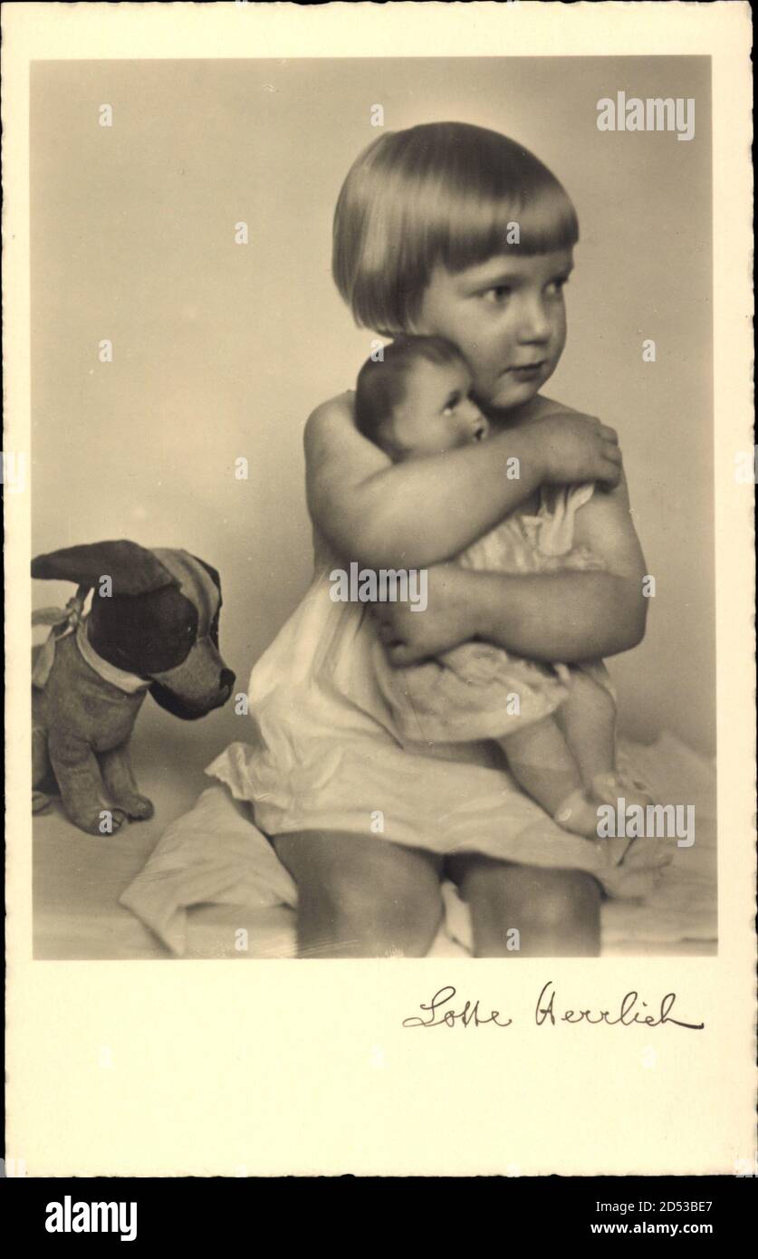 Lotte Herrlich, Mädchen mit ihrer Puppe und Hund | usage worldwide ...