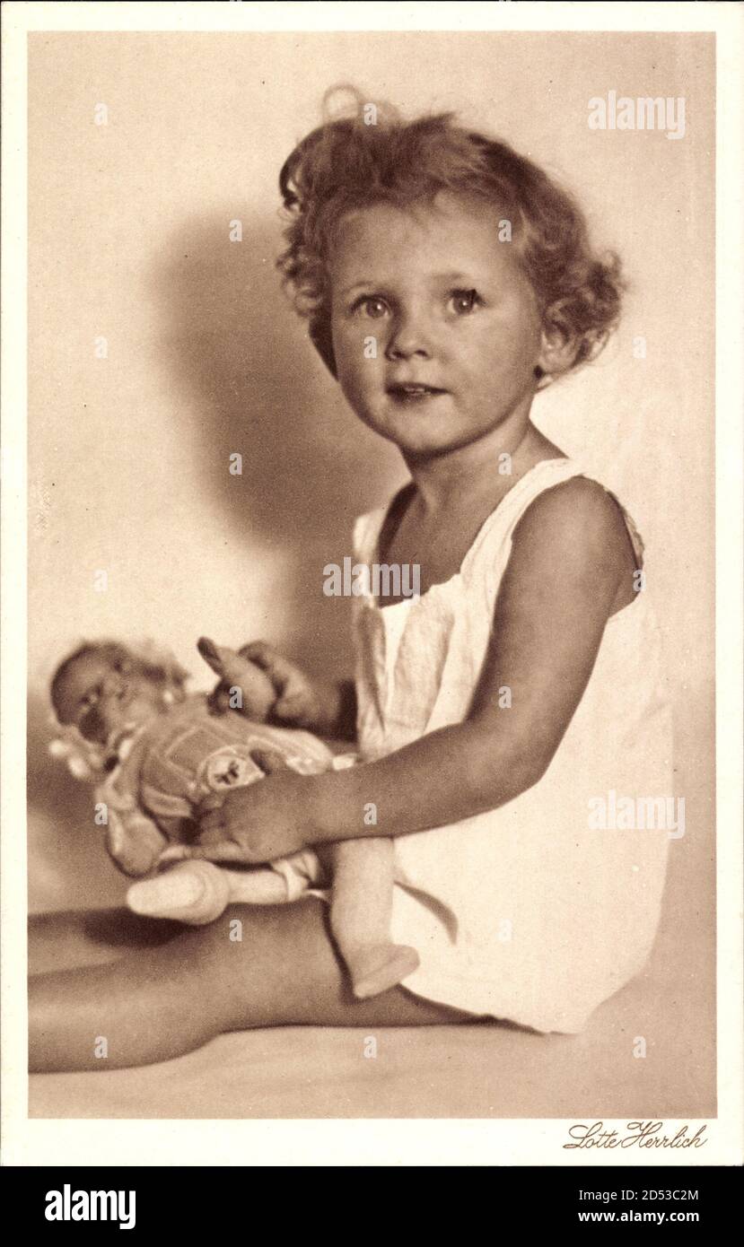 Lotte Herrlich, Junges Mädchen mit ihrer Puppe | usage worldwide Stock ...
