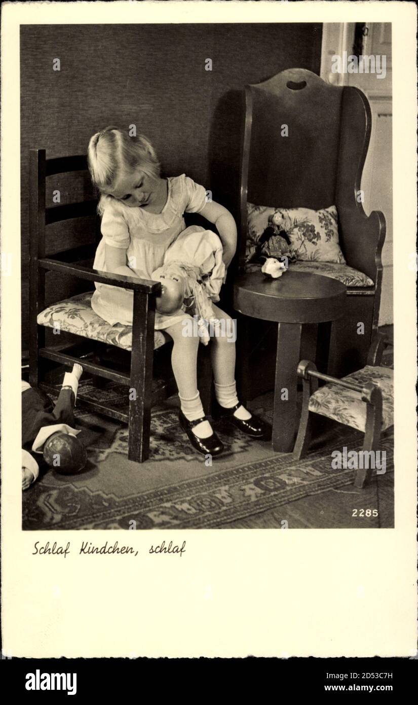 Schlaf Kindchen, schlaf, Mädchen mit ihrer Puppe, Sitzportrait | usage ...
