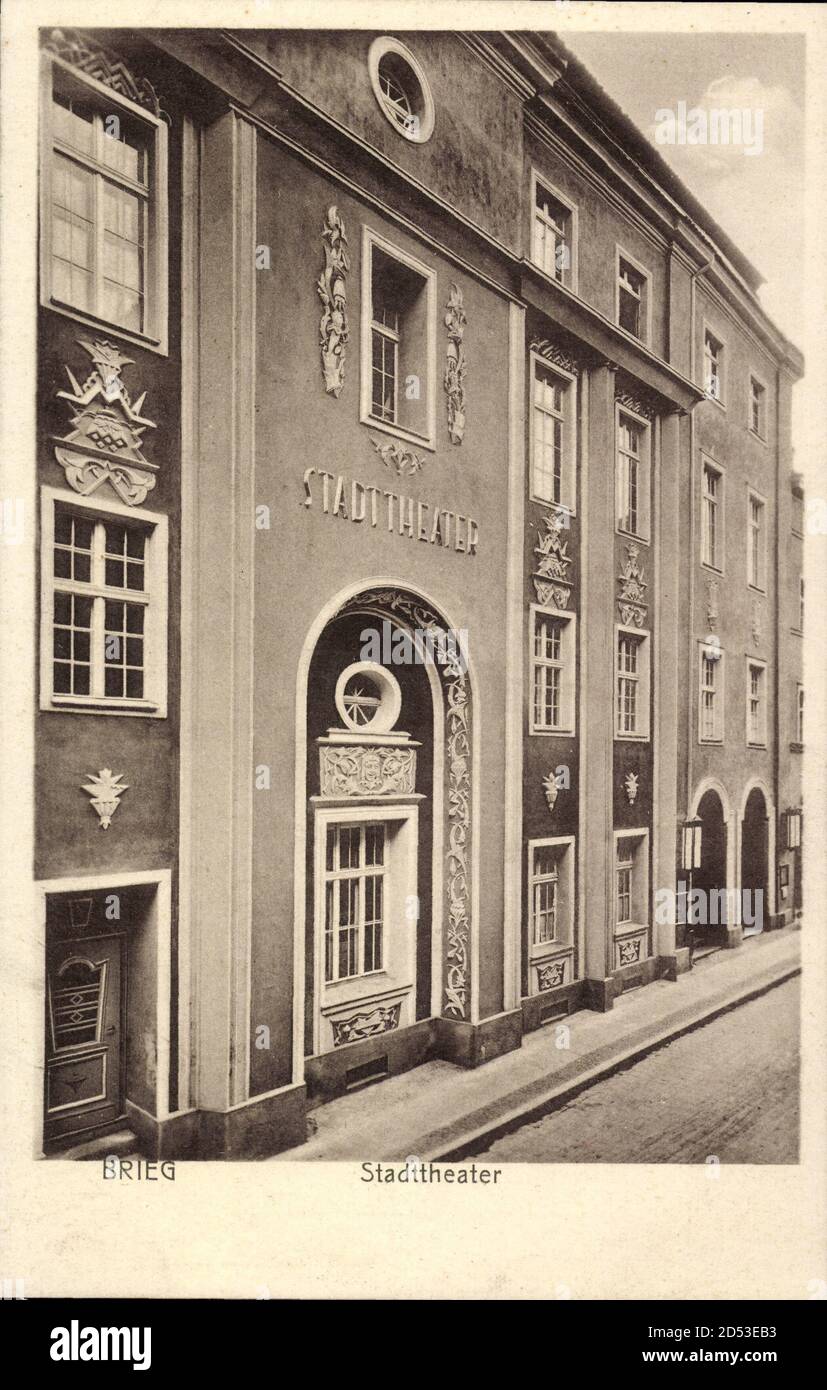 Brzeg Brieg Schlesien, Blick auf das Eingangsportal des Stadttheaters ...