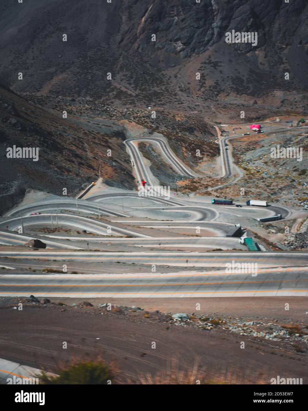 Road between mountains hi-res stock photography and images - Alamy