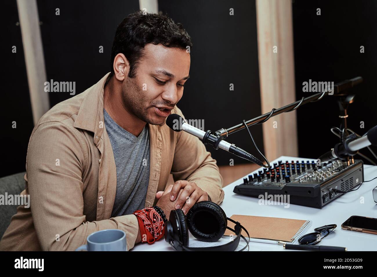 Announcer talking into microphone hi-res stock photography and images ...