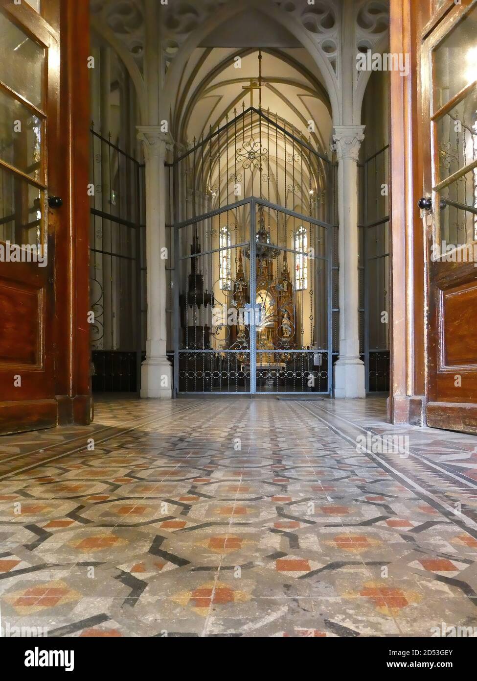 Ancient arch architectural feature hi-res stock photography and images ...