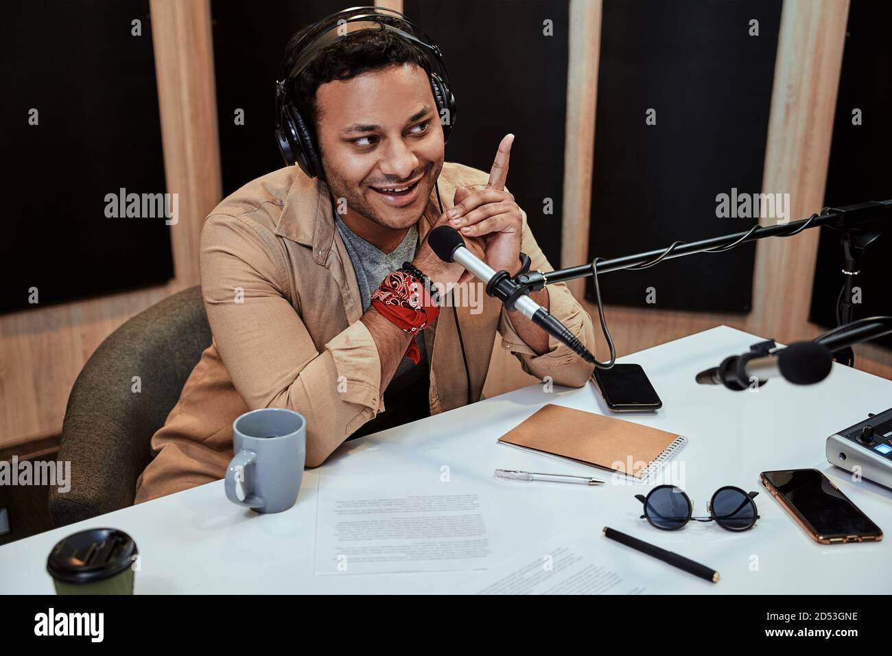 Talk radio presenter hi-res stock photography and images - Alamy